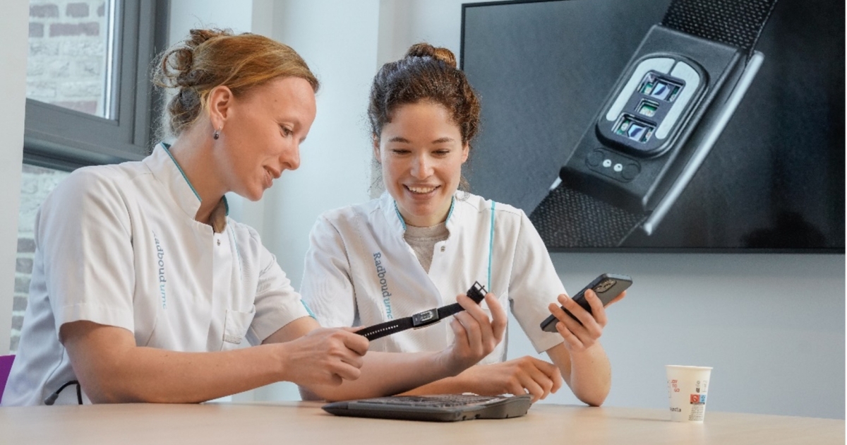 Smart wristband for early cardiac arrest detection and emergency ...